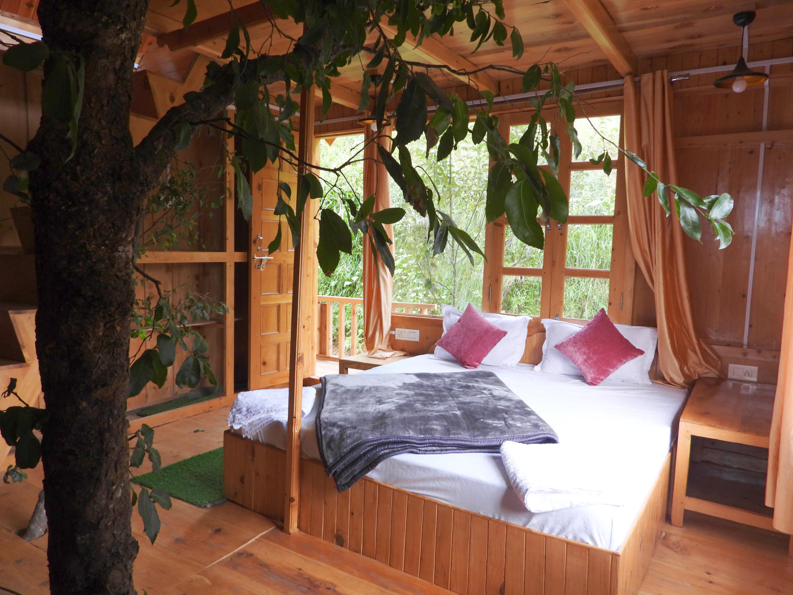 Big Treehouse in Jibhi - ecoplore